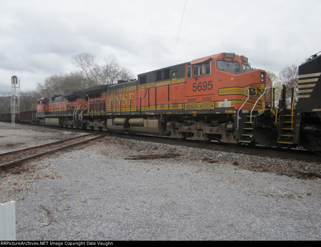 BNSF 5695
